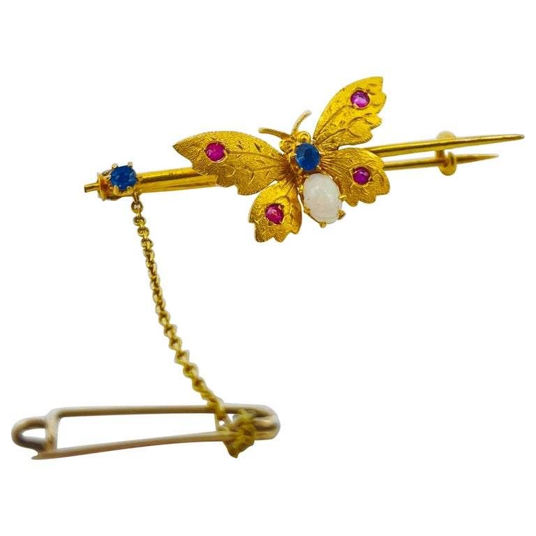 Broche ancienne en forme de papillon en or 14 carats, opale et saphirs En vente sur 1stDibs