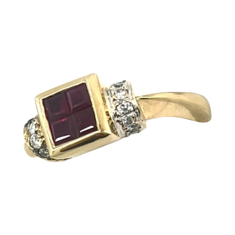 Beautiful Square Ruby and VS Diamond Ring, 18K Gold For Sale at 1stDibs