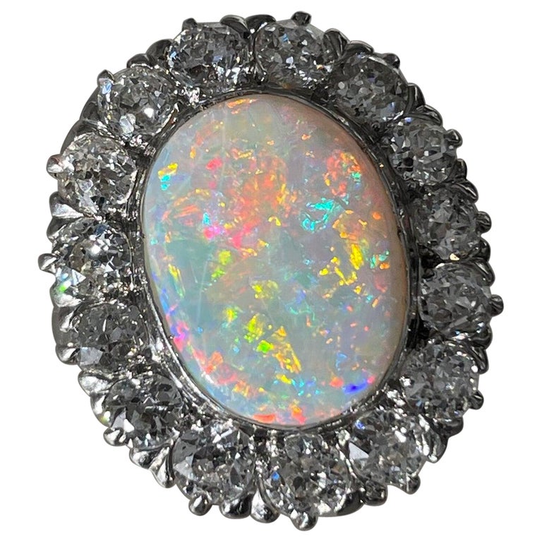 Bague halo en opale et diamant de la fin de l'époque édouardienne En ...