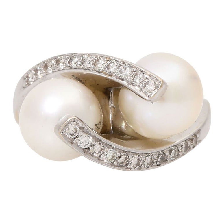 Ring with 2 Pearls and 22 Brilliant-Cut Diamonds For Sale at 1stDibs