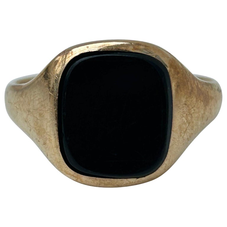 Vintage 9 Carat Yellow Gold Onyx Signet Ring For Sale at 1stDibs
