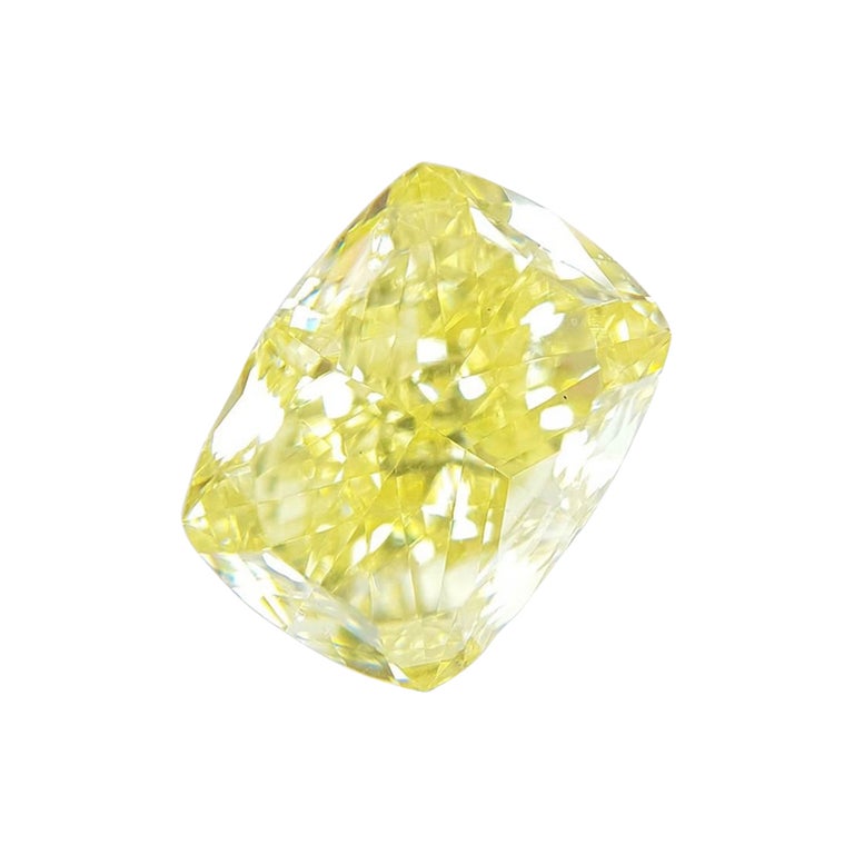 Gorgeous GIA Certified 3, 02 Carats of Fancy Yellow Diamond For Sale at ...