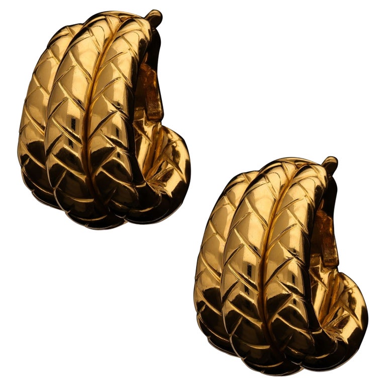 Van Clef and Arpels Paar kühne dreireihige Ohrclips aus 18 Karat Gold ...