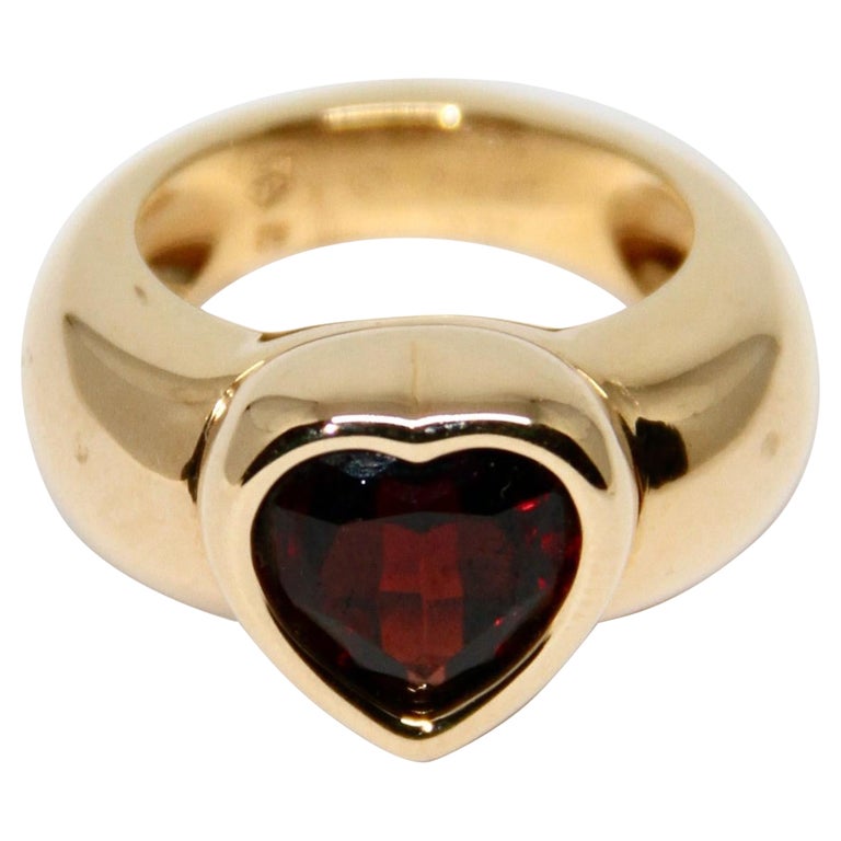 Piaget 18k Rose Gold Garnet Heart Ring For Sale at 1stDibs
