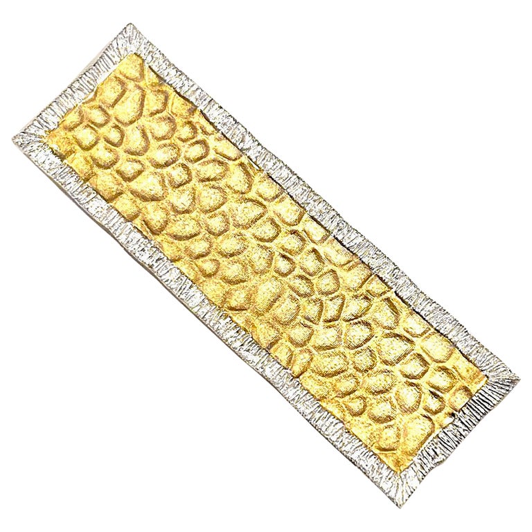 Vitolo Broche en or 18 carats avec finition martelée En vente sur 1stDibs