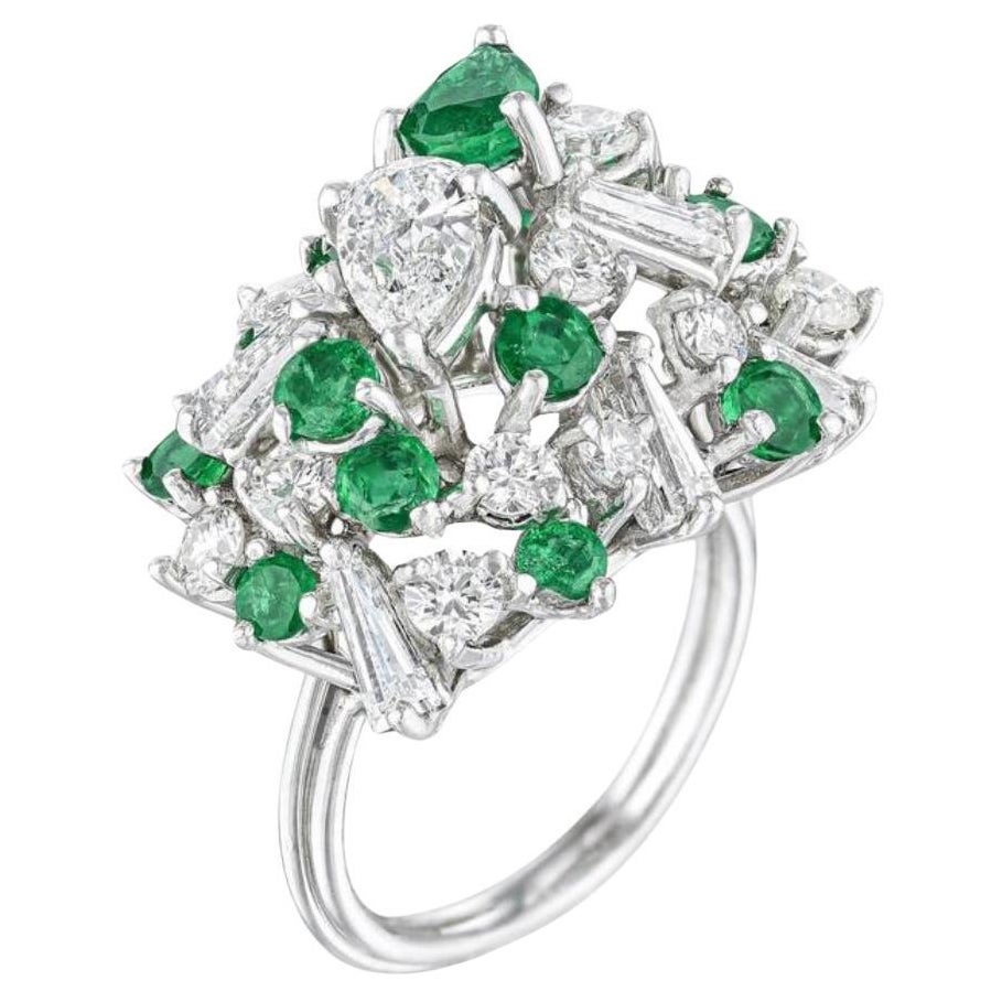 Emerald and Diamond Cluster Ring in 18k White Gold. For Sale at 1stDibs