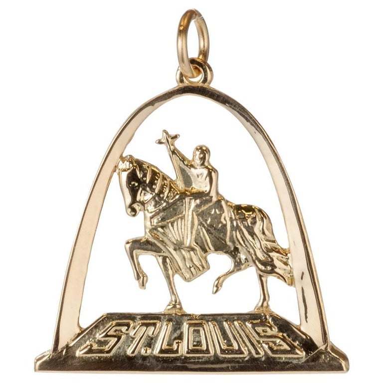 St. Louis Arch Charm in 18 Karat Yellow Gold For Sale at 1stDibs