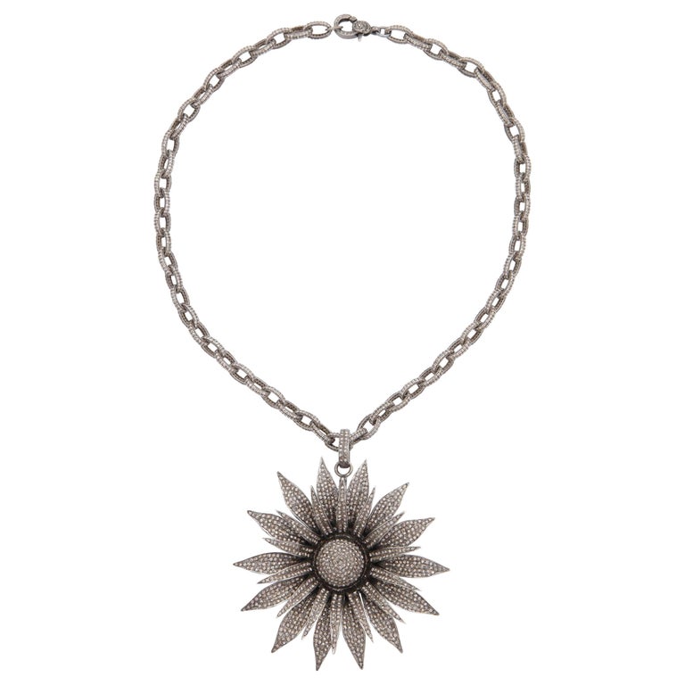 Diamond Daisy Necklace For Sale at 1stDibs