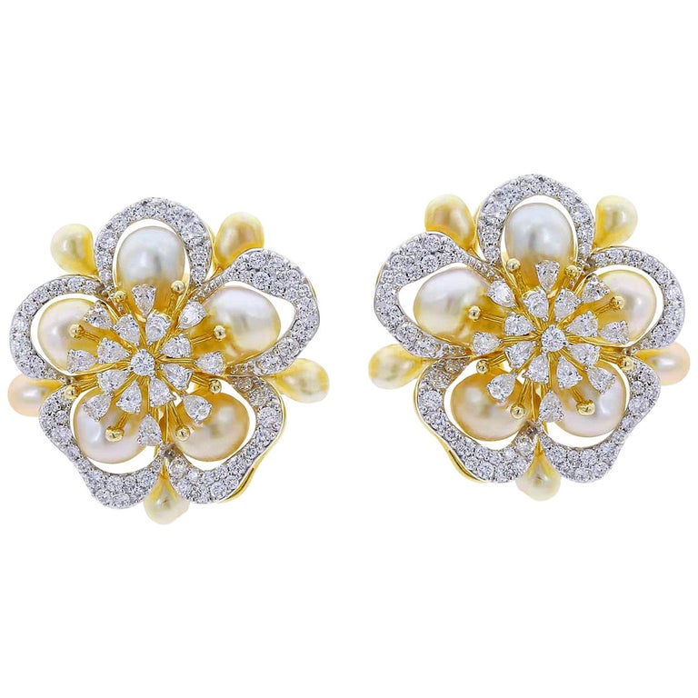 Ohrringe mit floralen Perlen und Diamanten, 18 Karat Gelbgold von D'Deco im Angebot bei 1stDibs