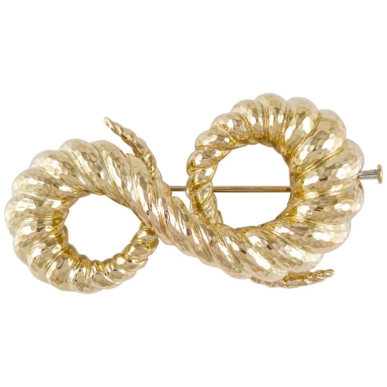 David Webb Figure Eight Design Brooch in 18K Hammered Gold For Sale at ...