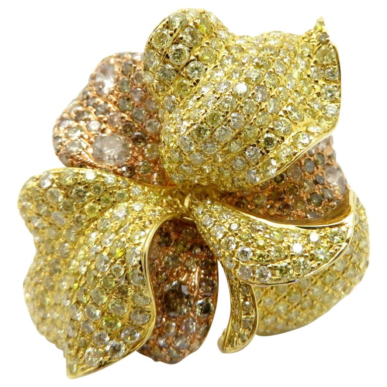 Estate 18 Karat Tricolor Gold Pave Diamond Flower Fashion Ring at 1stDibs