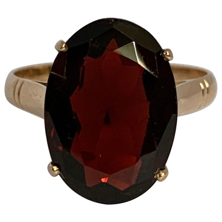 Oval Garnet Set in 14 Karat Yellow Gold Ring For Sale at 1stDibs