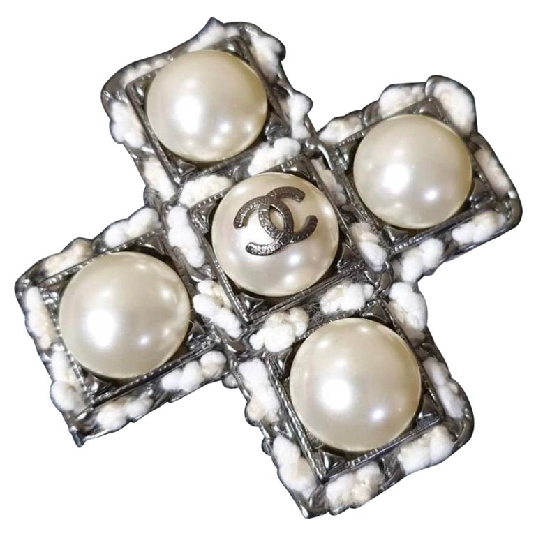 Chanel Silver Tone Metal and Faux Pearl 'CC' Cross Brooch For Sale at ...