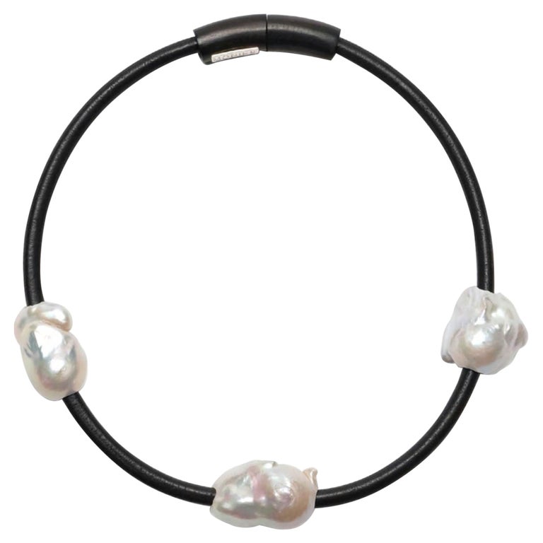 Monies Collier en cuir et 3 perles - En vente sur 1stDibs