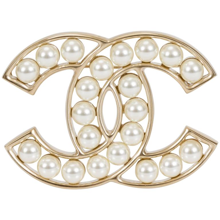 Chanel Pearl CC Logo Pin at 1stDibs | chanel pearl pin, chanel logo pin