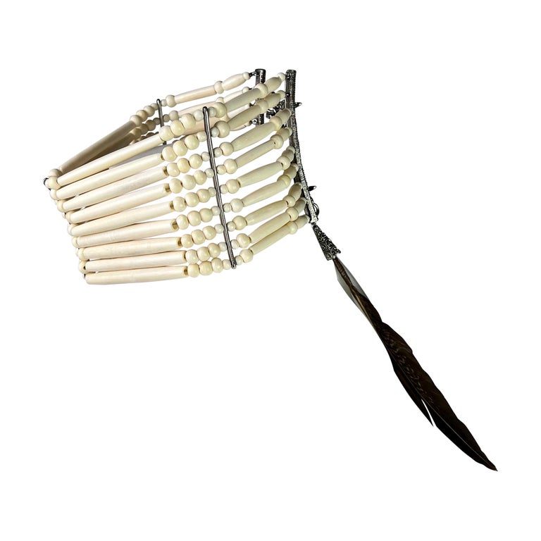 Collier ras du cou Masai en os ivoire Dior par John Galliano, automne ...