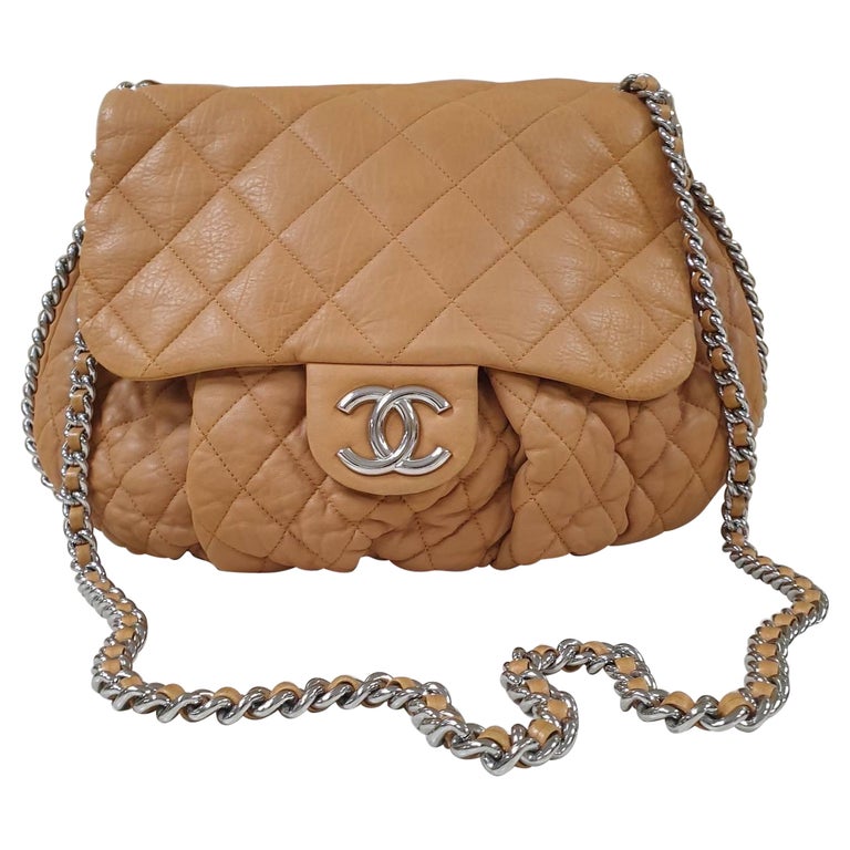 Chanel Around Chain - Sac à bandoulière beige camel En vente sur 1stDibs