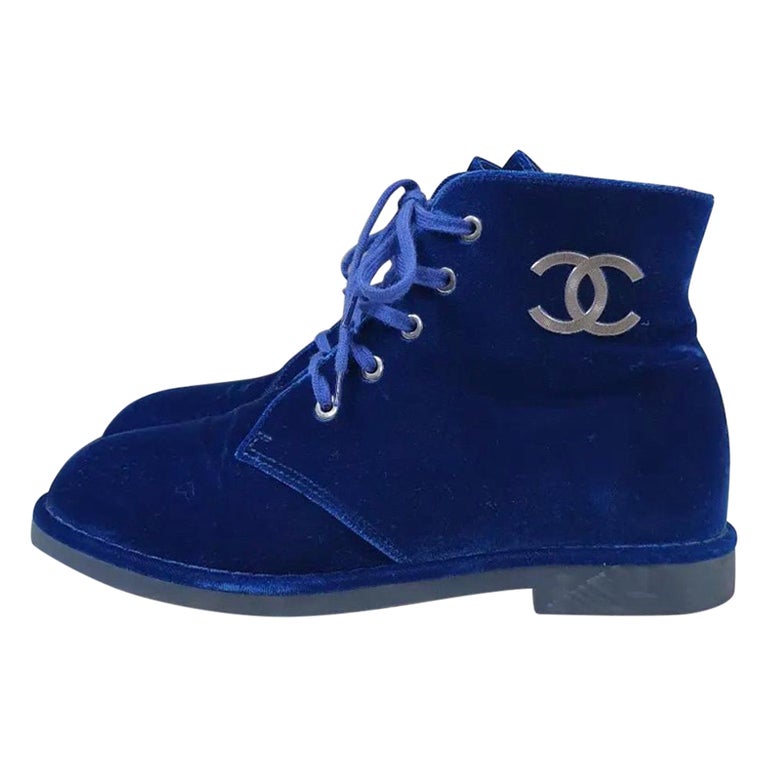 Chanel Bottes en velours bleu avec lacets et logo CC Ancle Booties En ...