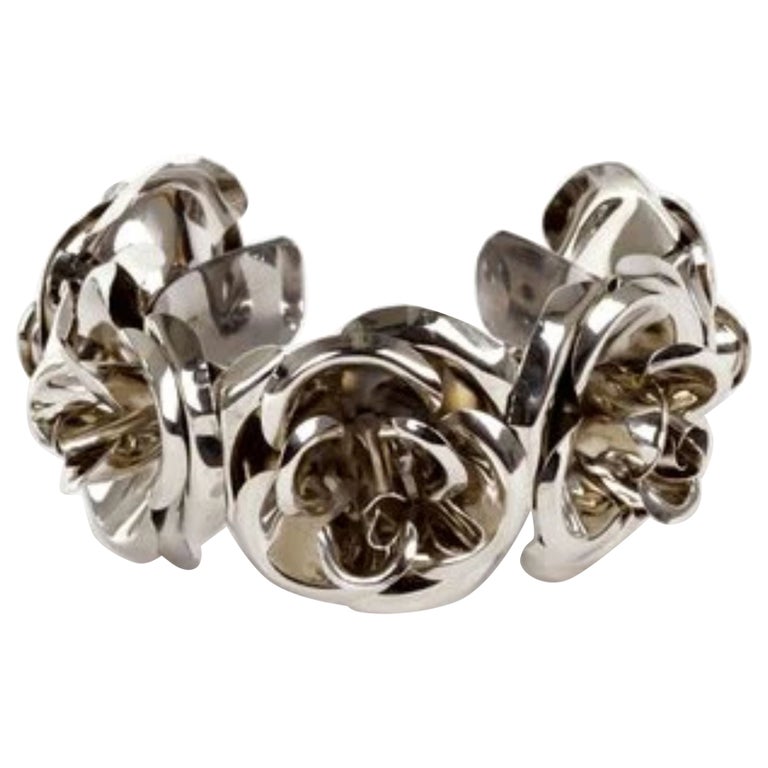 Classic 5 Rose Cuff Braclet in White Gold (Rhodium) For Sale at 1stDibs