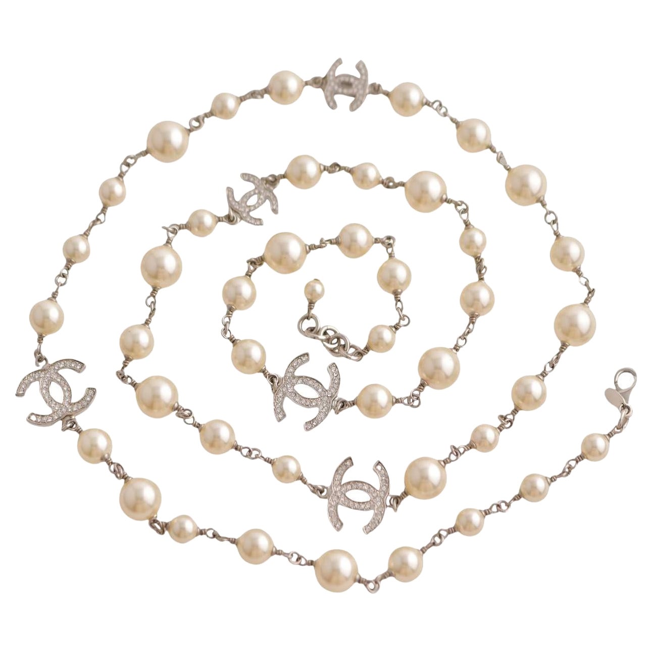 Chanel Pearl Sautoir Necklace with Five CC Logos For Sale at 1stDibs