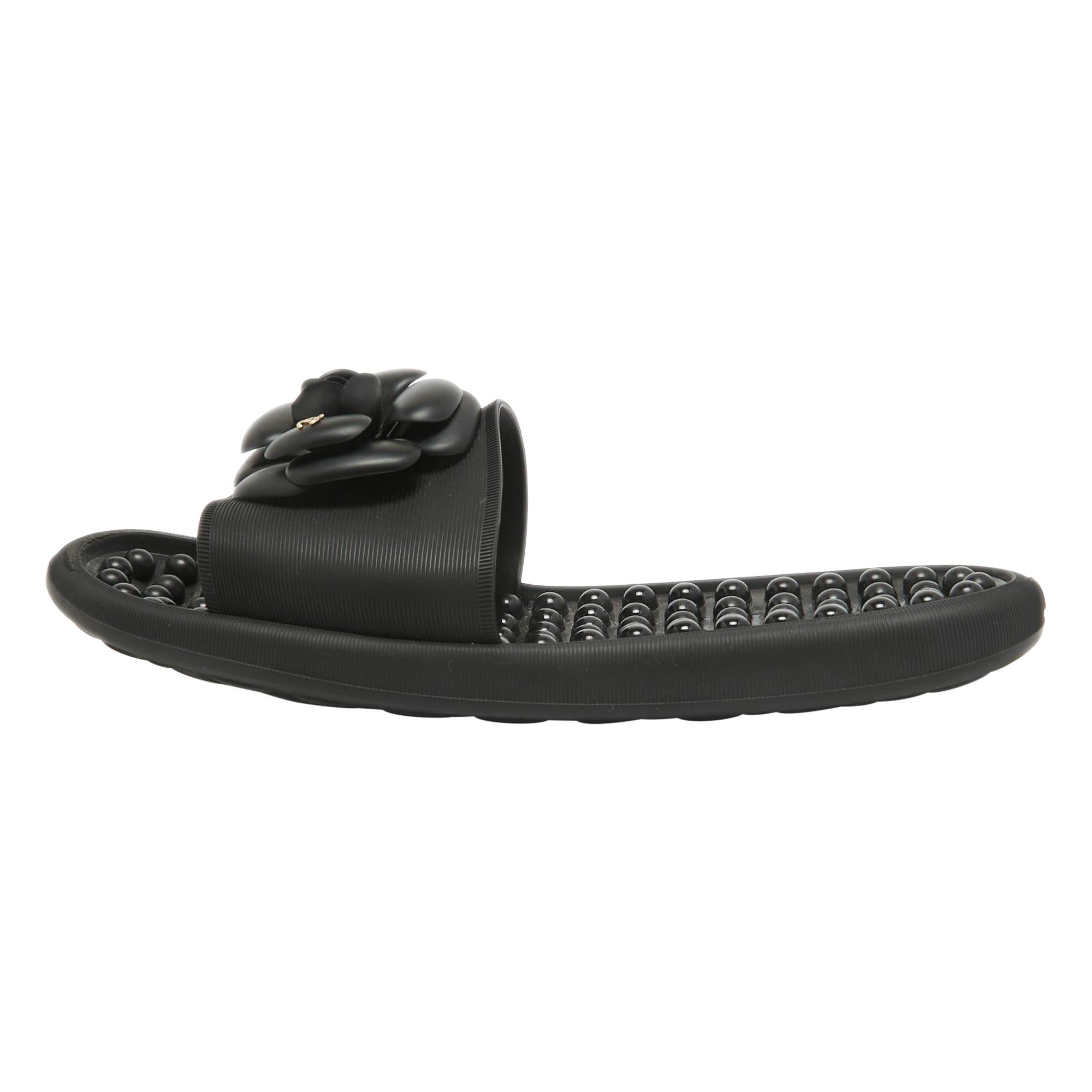 Chanel Black Textured Rubber CC Camellia Slides Size 41 For Sale at 1stDibs