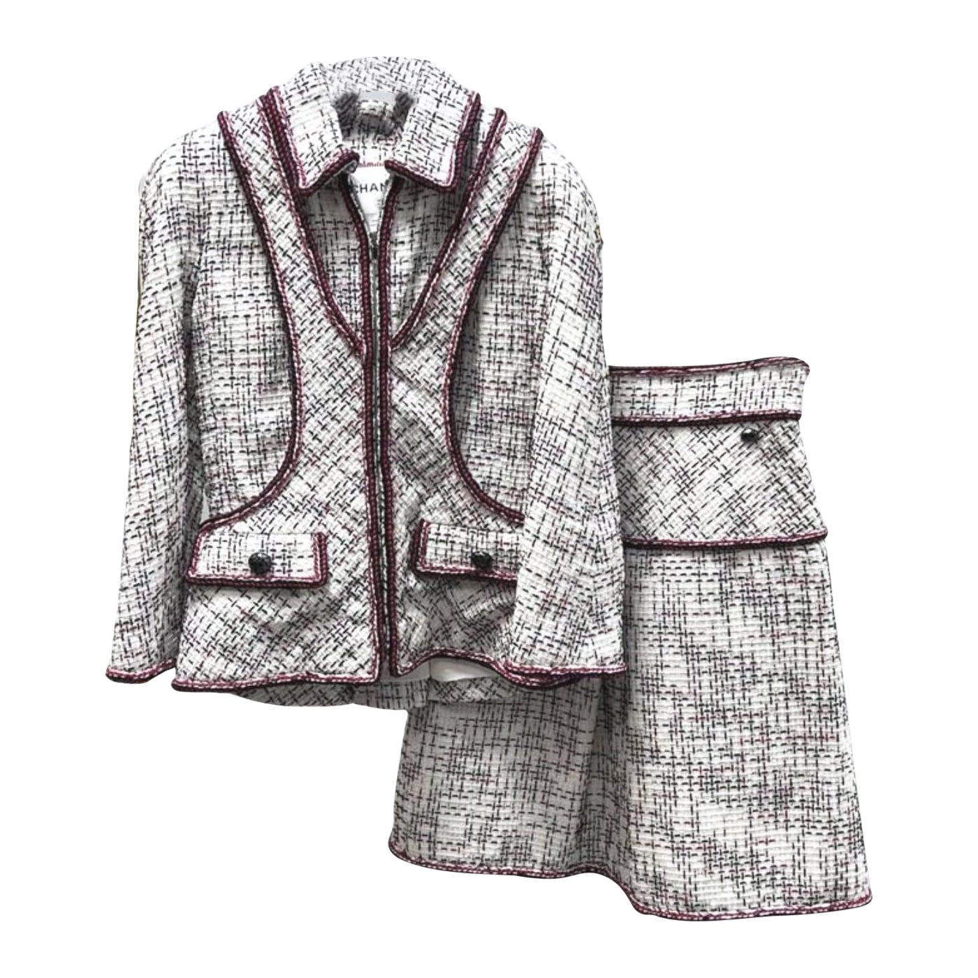 Chanel 13K$ Elegant White Tweed Suit with CC Buttons For Sale at 1stDibs