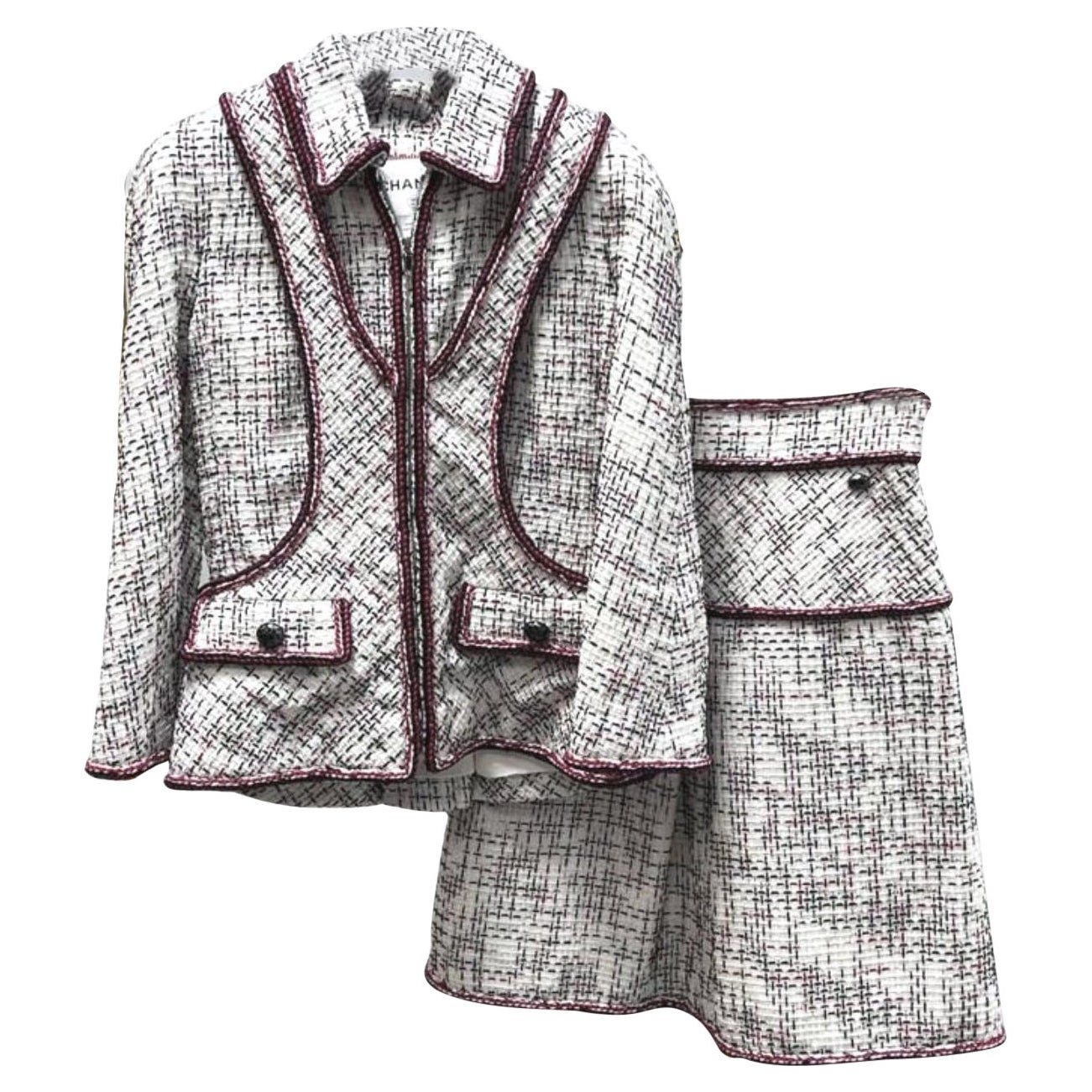 Chanel 13K$ Elegant White Tweed Suit with CC Buttons For Sale at 1stDibs