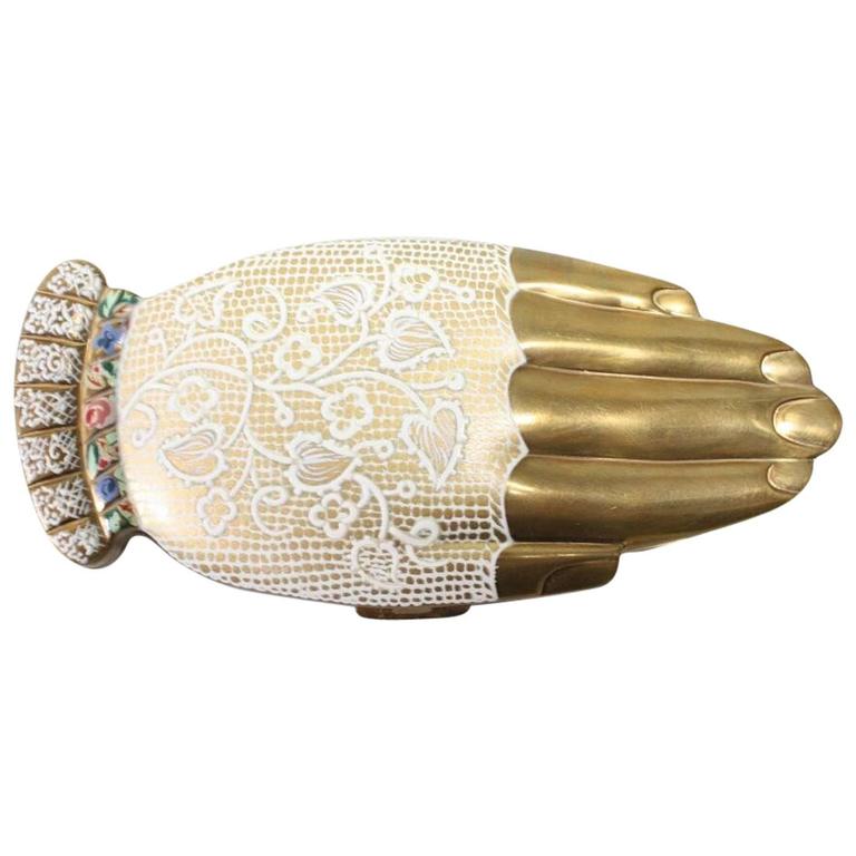 1940's Volupte Figural Hand Compact For Sale at 1stDibs