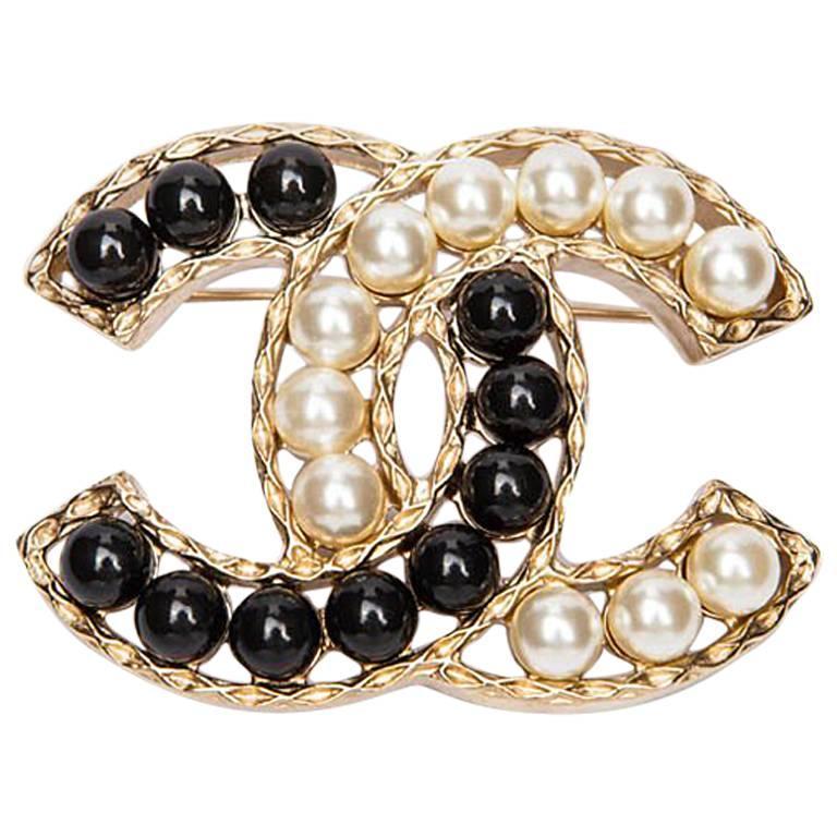 CHANEL CC Brooch set with Bicolor Pearls at 1stdibs