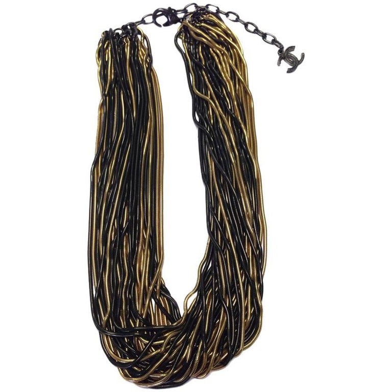 CHANEL Collier multi-chaînes noir et doré En vente sur 1stDibs