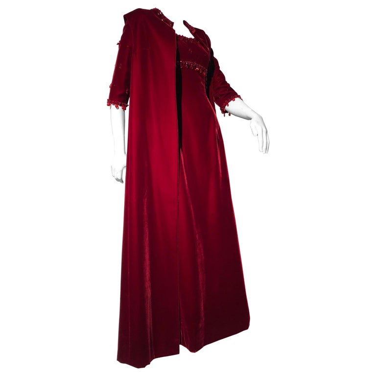 Nina Ricci Couture - Ensemble robe et cape en velours rubis avec ...