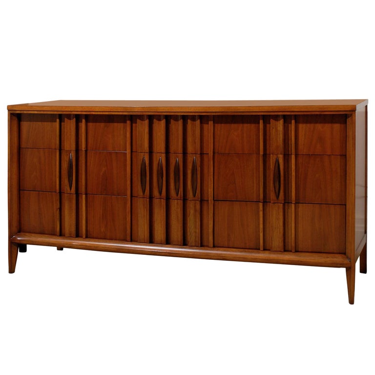 Splendid Modern Nine-Drawer Chest in Walnut For Sale at 1stDibs