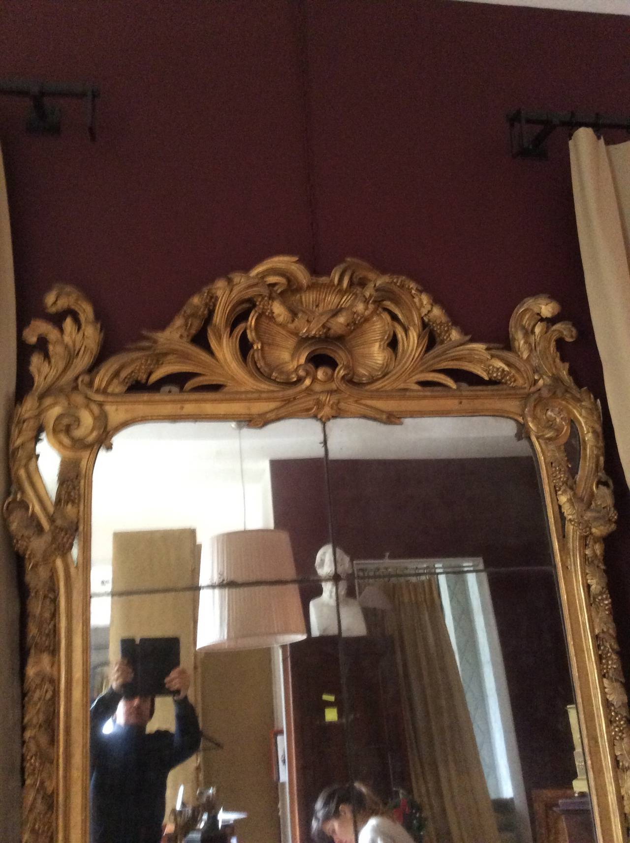 Early 18th Century Castle Mirror in Gilded Wood For Sale at 1stDibs