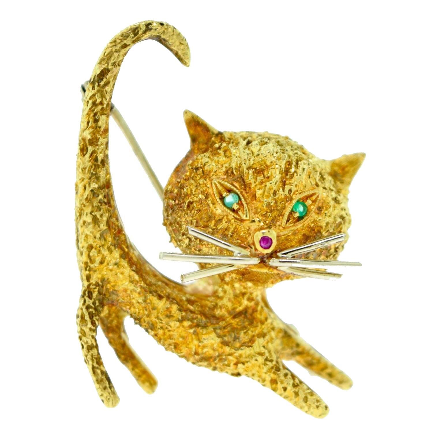 Gorgeous Yellow Gold Stretching Cat Pin with Emerald Eyes For Sale at ...