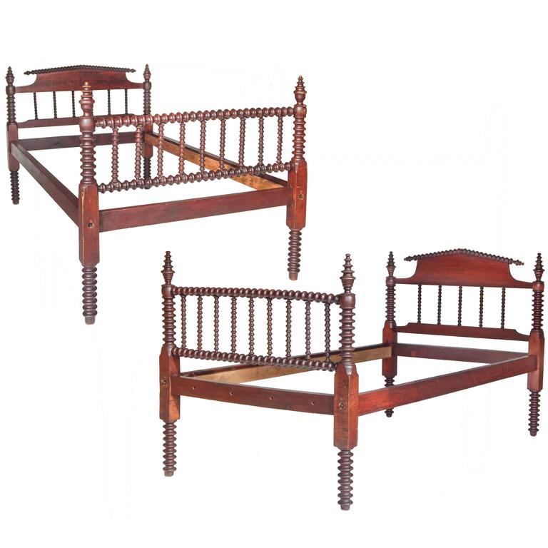 Stunning Spindle Beds For Sale at 1stDibs