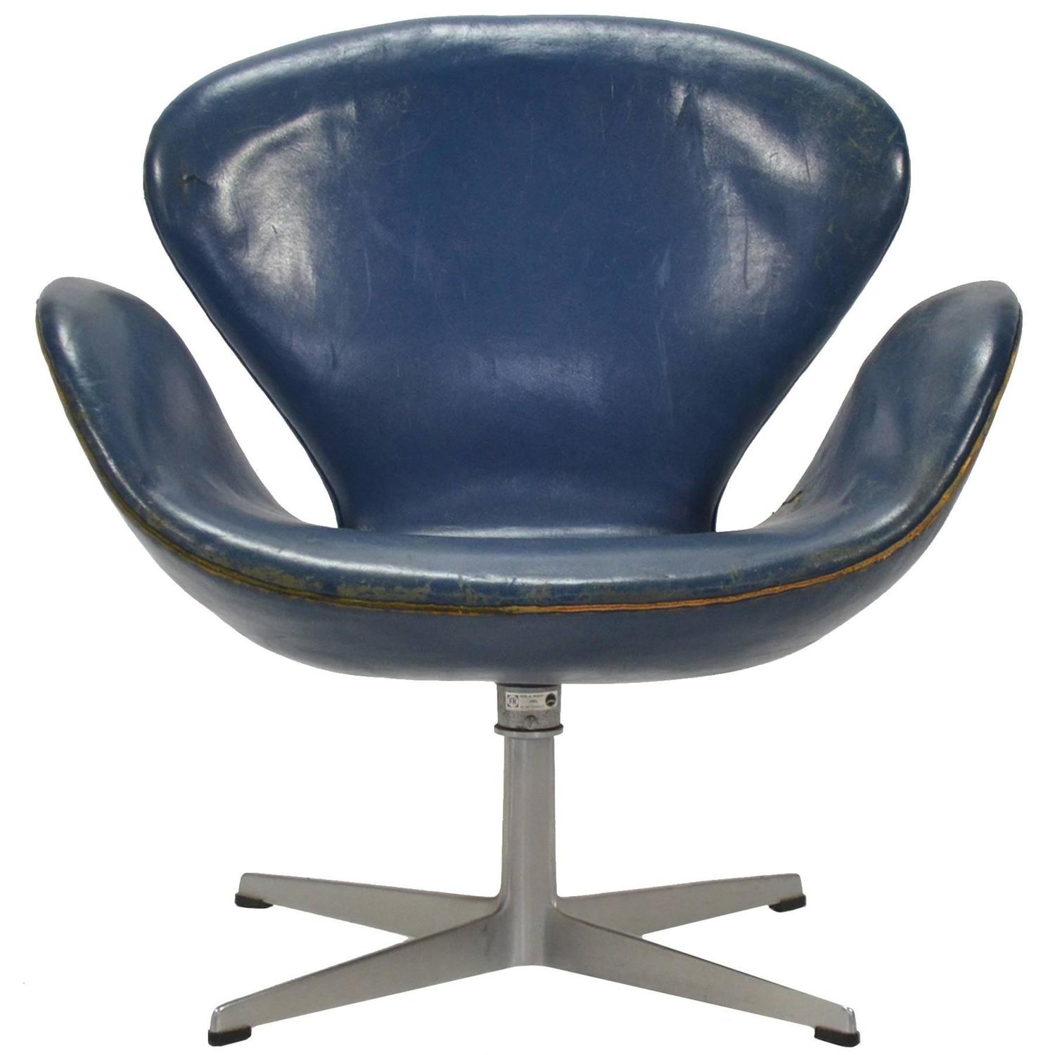 Arne Jacobsen Swan Chair in Original Blue Leather by Fritz Hansen For ...