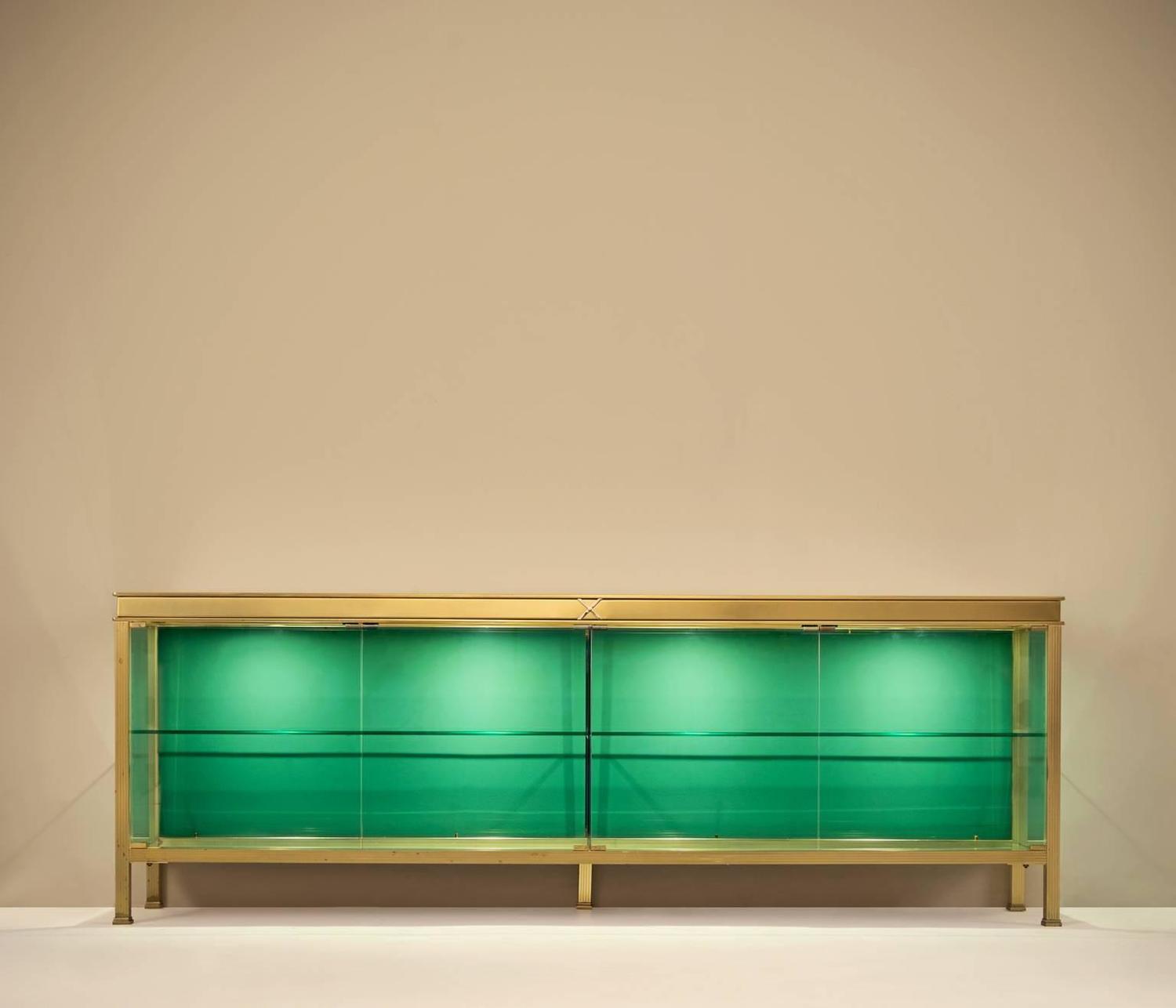 Italian Illuminated Brass Showcase Vitrine For Sale at 1stdibs