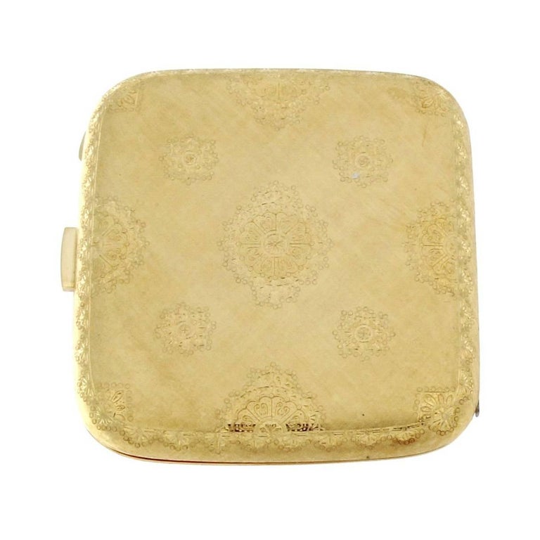 Gold Compact with Refined and Elegant Engravings For Sale at 1stDibs