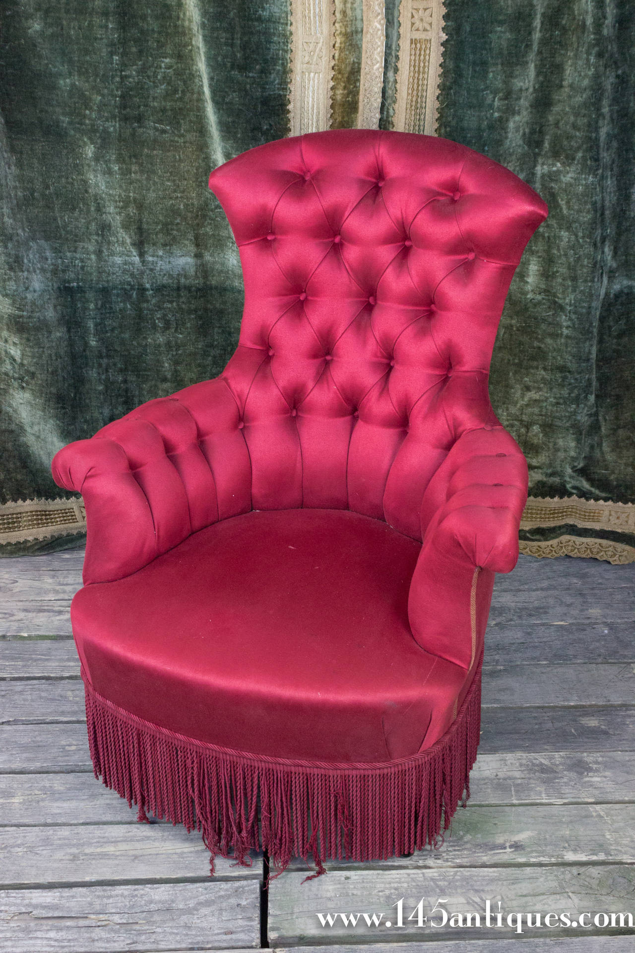 Elegant Tufted Chair in Red Satin For Sale at 1stdibs