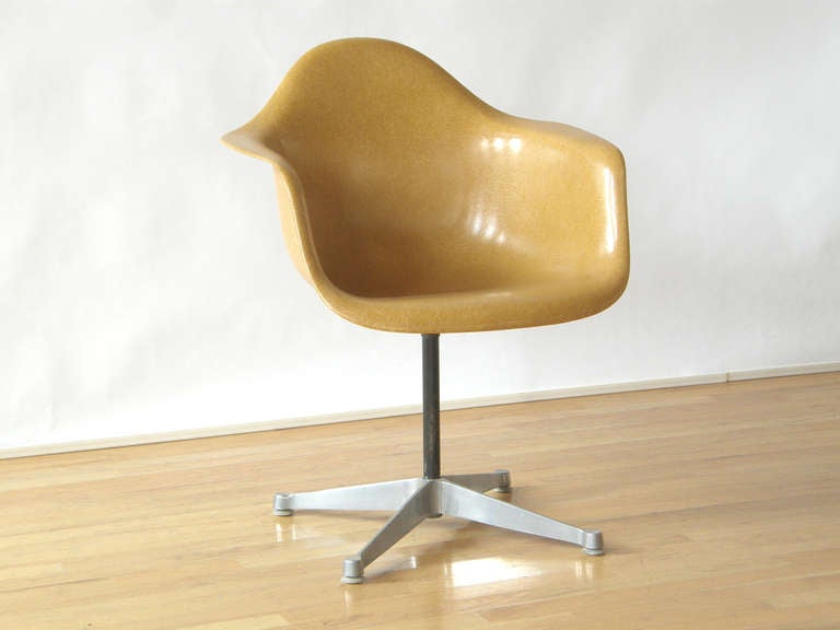 Set of Eight Eames Fiberglass Chairs at 1stDibs