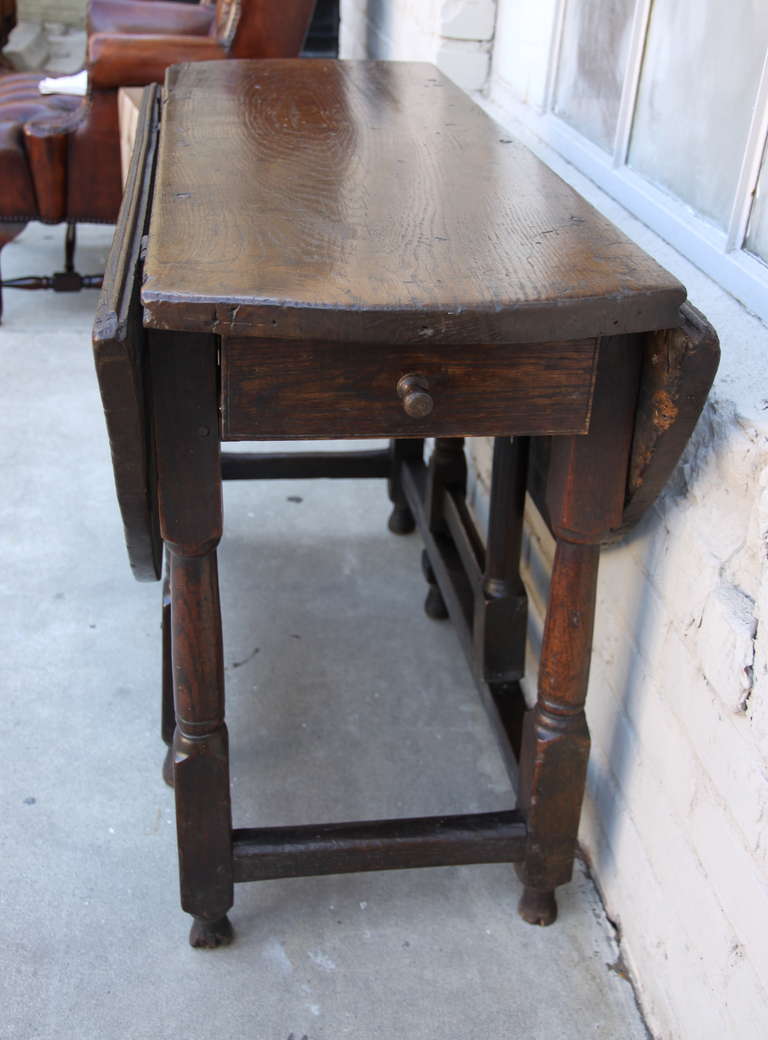 18th Century English Walnut Gateleg Table For Sale at 1stDibs