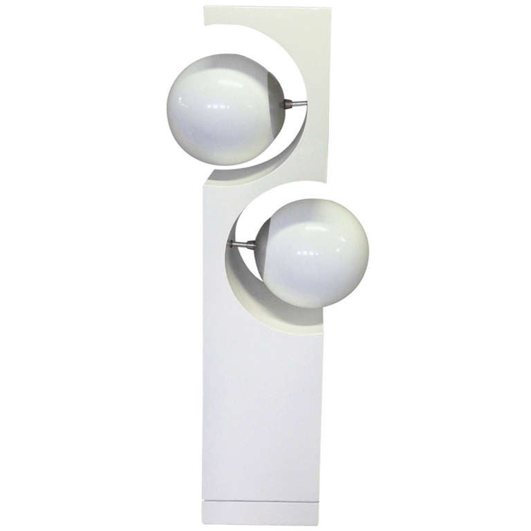Op Pop Mod White Lacquered Round Globe Table Lamp For Sale at 1stDibs