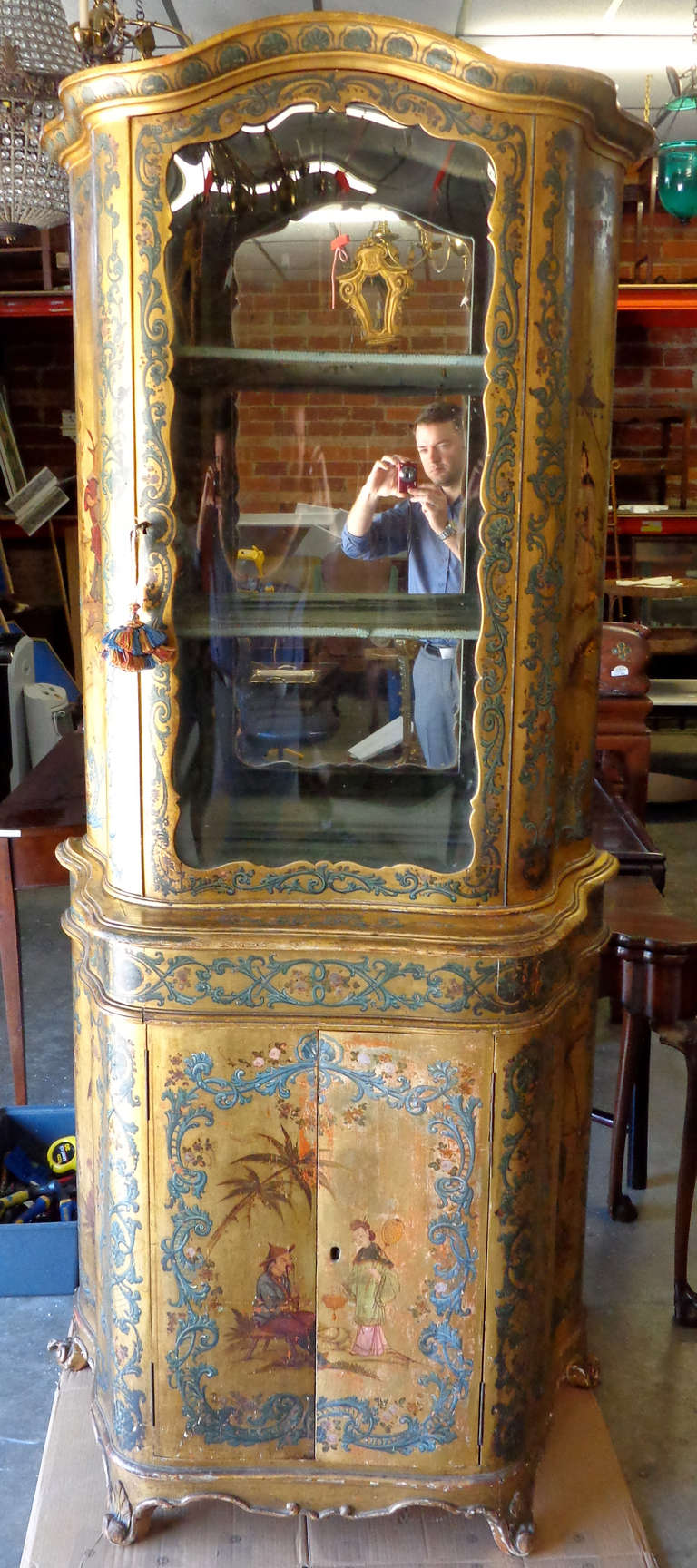 19th Century Italian Painted and Gilt Display Cabinet For Sale at 1stDibs