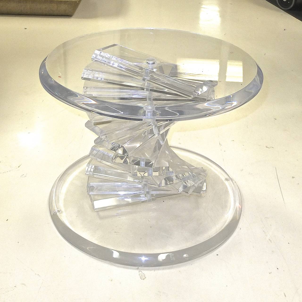 Mid-Century Lucite Spiral Stacked Block Round Table For Sale at 1stDibs