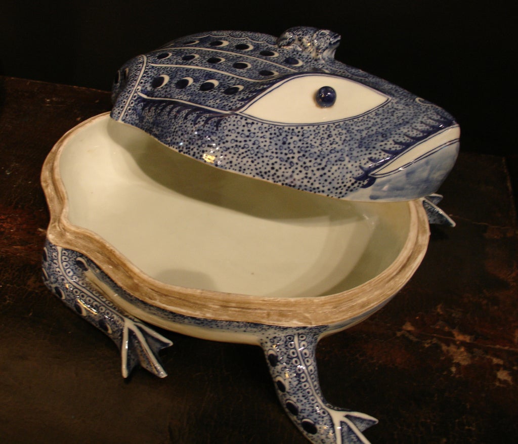 A Chinese Blue and White Porcelain Frog Form Box at 1stDibs
