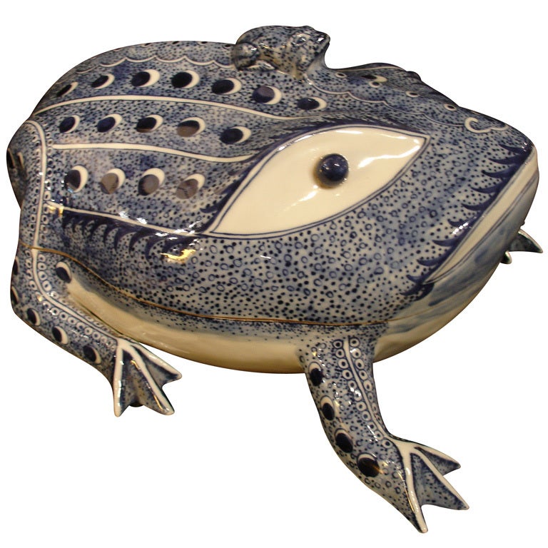 A Chinese Blue and White Porcelain Frog Form Box at 1stDibs