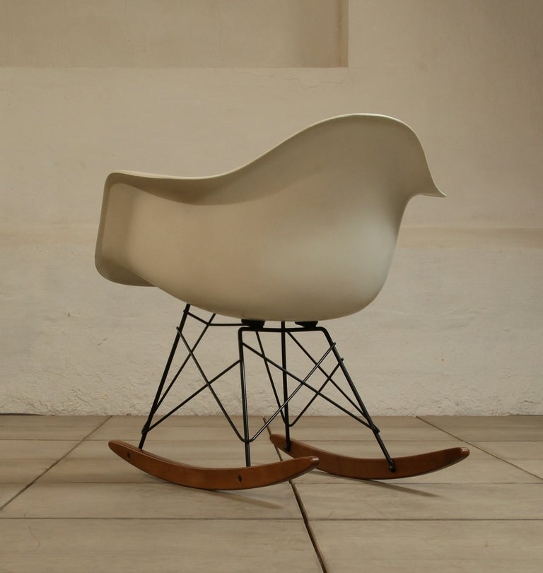 1960's Charles and Ray Eames white side shell rocker Herman Miller at ...