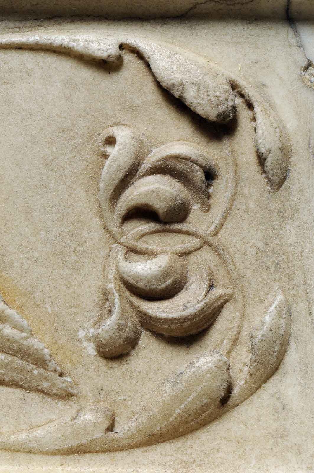 French Renaissance style marble fireplace lintel - 19th Century at 1stDibs