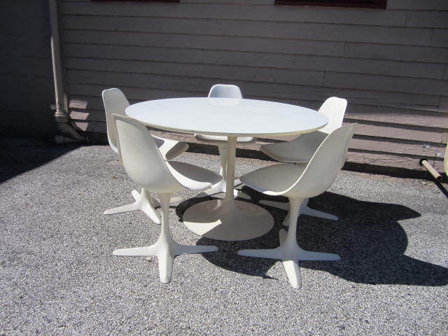 Gorgeous Set of 5 Saarineen Style Burke Chairs With Tulip Table at ...