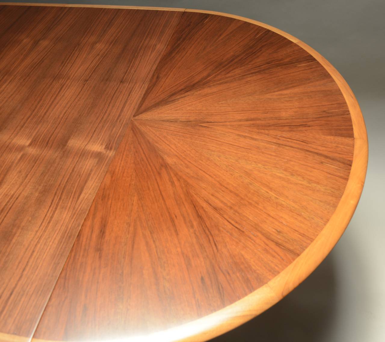 Italian Round Pedestal Dining Table at 1stDibs